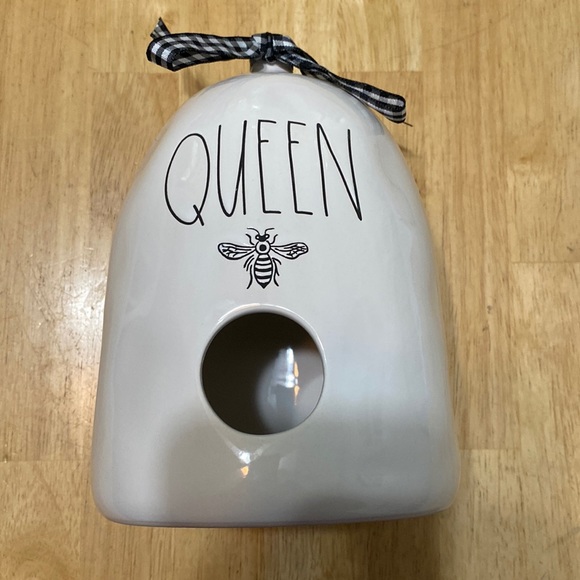 Rae Dunn | Accents | Rae Dunn Queen Bee Hive Birdhouse Ivory Cream With ...